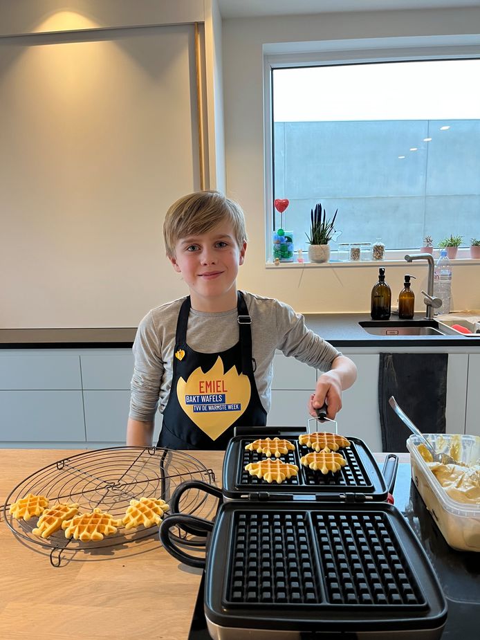 Emiel (10) bakt wafels voor De Warmste Week: “Ik heb heb er meerdere ...