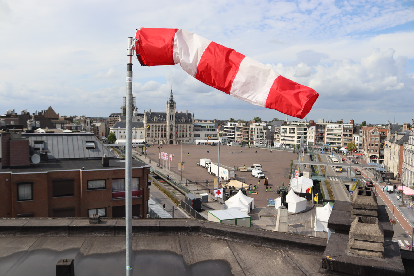 Windvaan bepaalt of ballonnen de lucht in gaan tijdens Vredefeesten ...