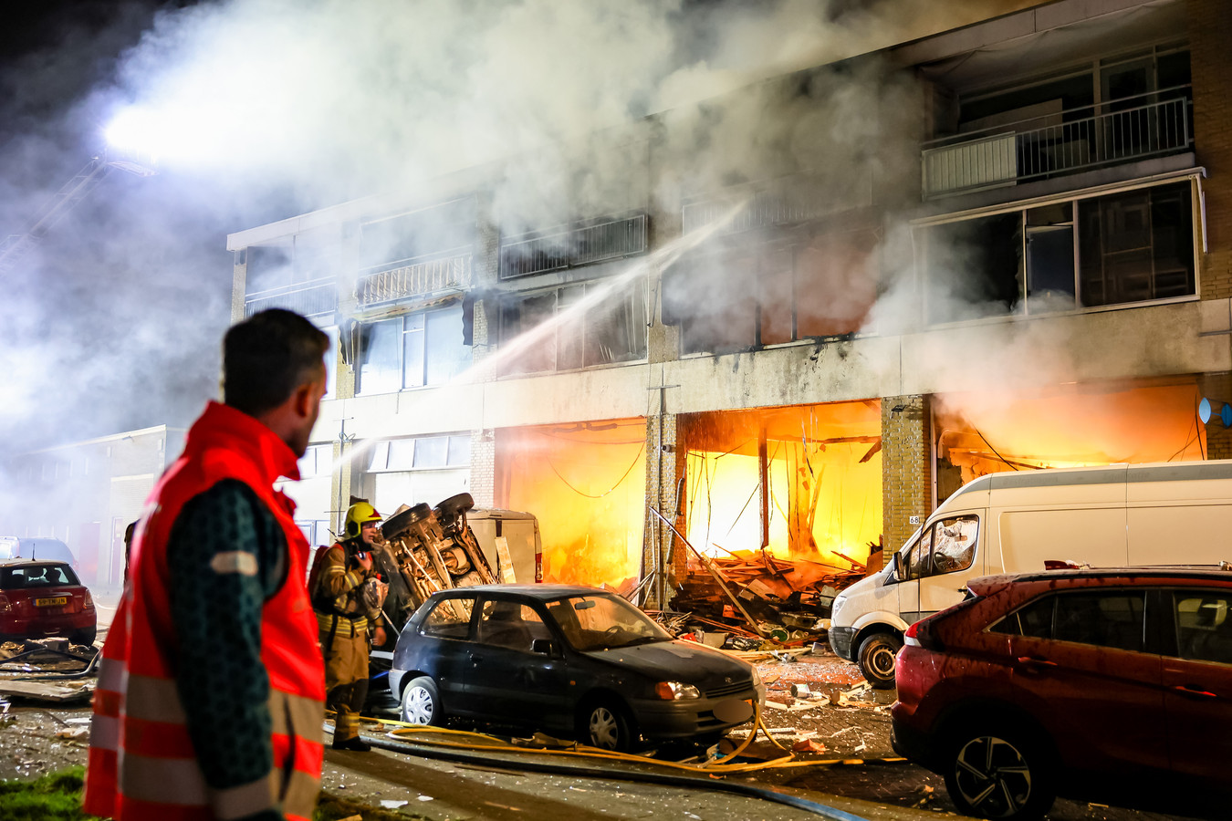 Drie vermisten na explosie en grote brand in Rotterdam: ‘Als ze binnen ...
