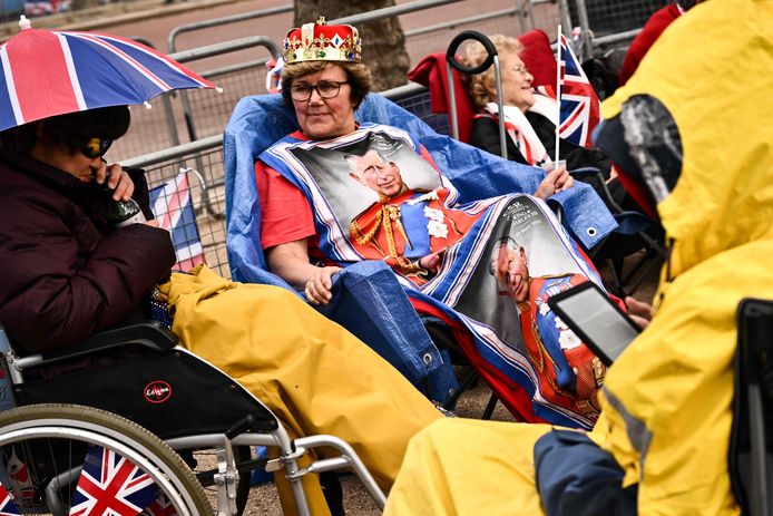 Britse royalty-fans pakken uit met kostuums en hopen glimp van ...