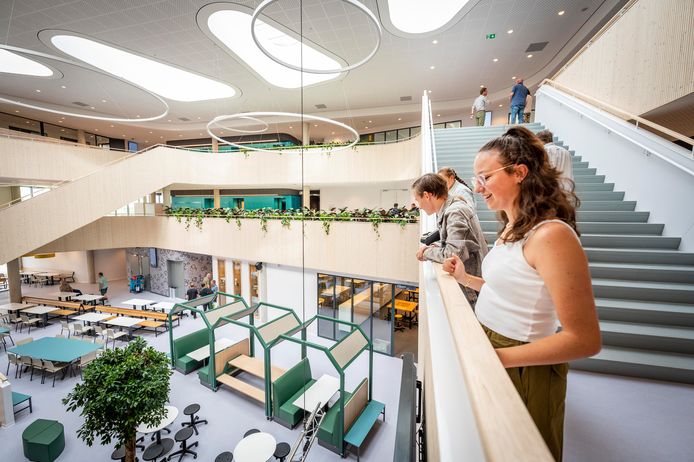 Leerlingen en docenten Rodenborch blij met nieuwe school: ‘Je krijgt ...