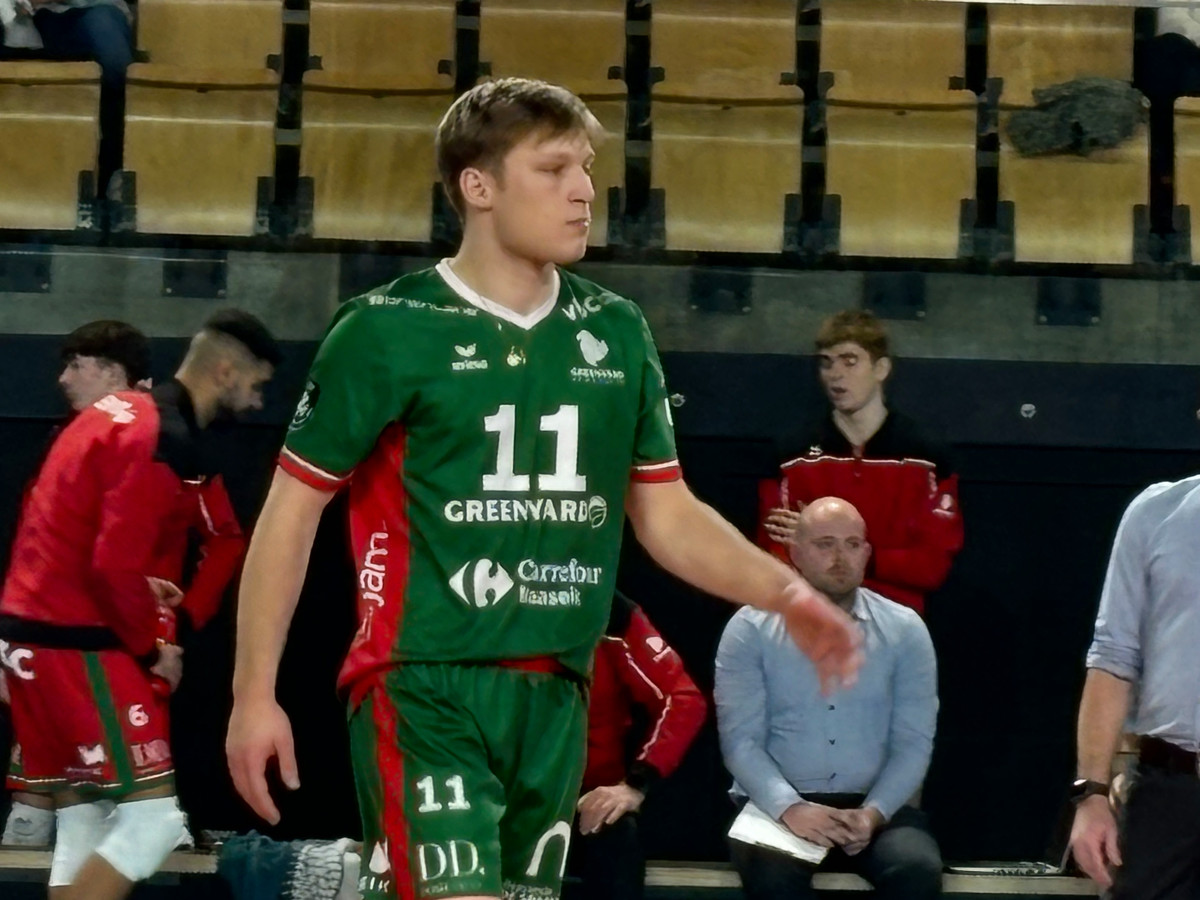 Volleybalspeler (21) uit België zakt tijdens wedstrijd voor tweede keer ...