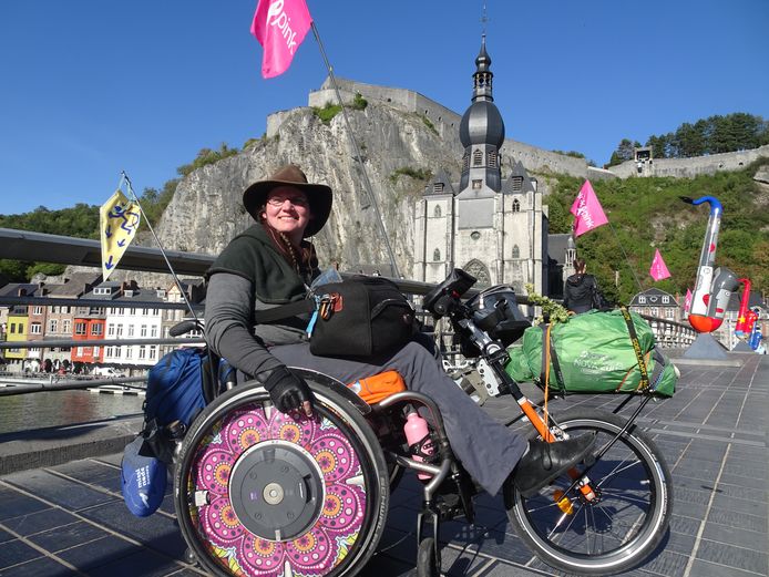Rollend naar Santiago de Compostela: Laura (34) is een 'rolstoelpelgrim ...