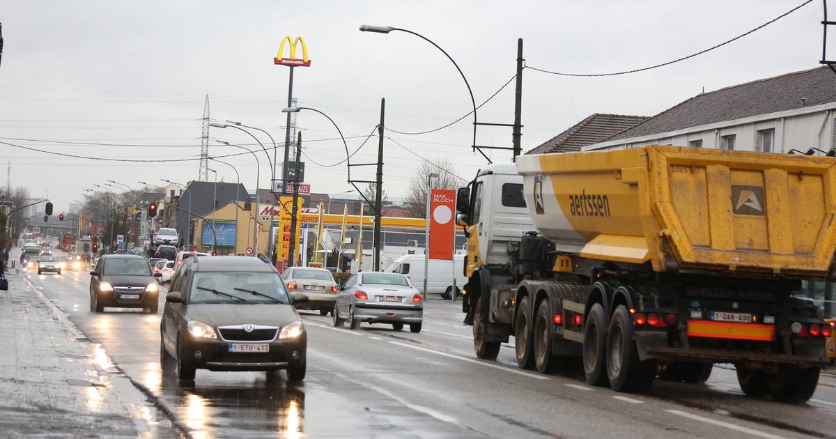 21 bestuurders rijden over busstrook | Sint-Pieters-Leeuw | hln.be