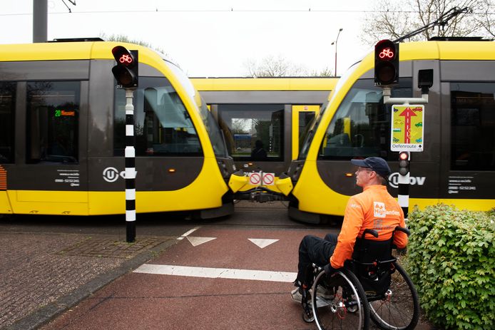 Rustig naar de tram? Rolstoeler Erik (47) niet: hij moet vier wheelies ...