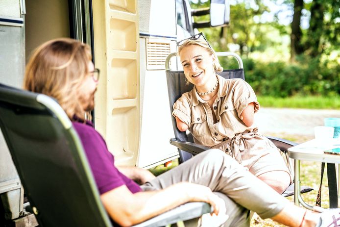 Programmamaker Eva Eikhout (27) werd geboren met kortere armen en benen ...