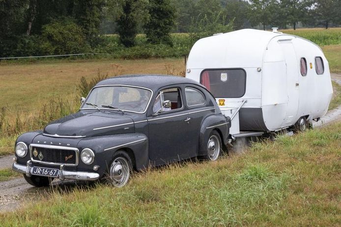 Frank trekt veel bekijks op de camping met zijn klassieke auto en ...