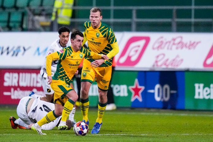 ADO-spelers staken de koppen bij elkaar na achterstanden: ‘We raken nu niet meer in paniek ...