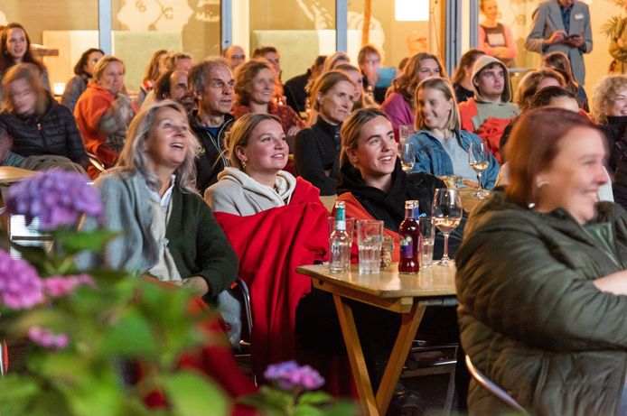 Buiten film kijken tijdens een zwoele zomeravond bij de Verkadefabriek ...