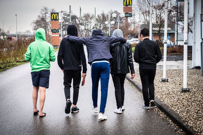 In deze noodopvang zitten honderd jongens: ‘Ik bel elke avond mijn ...