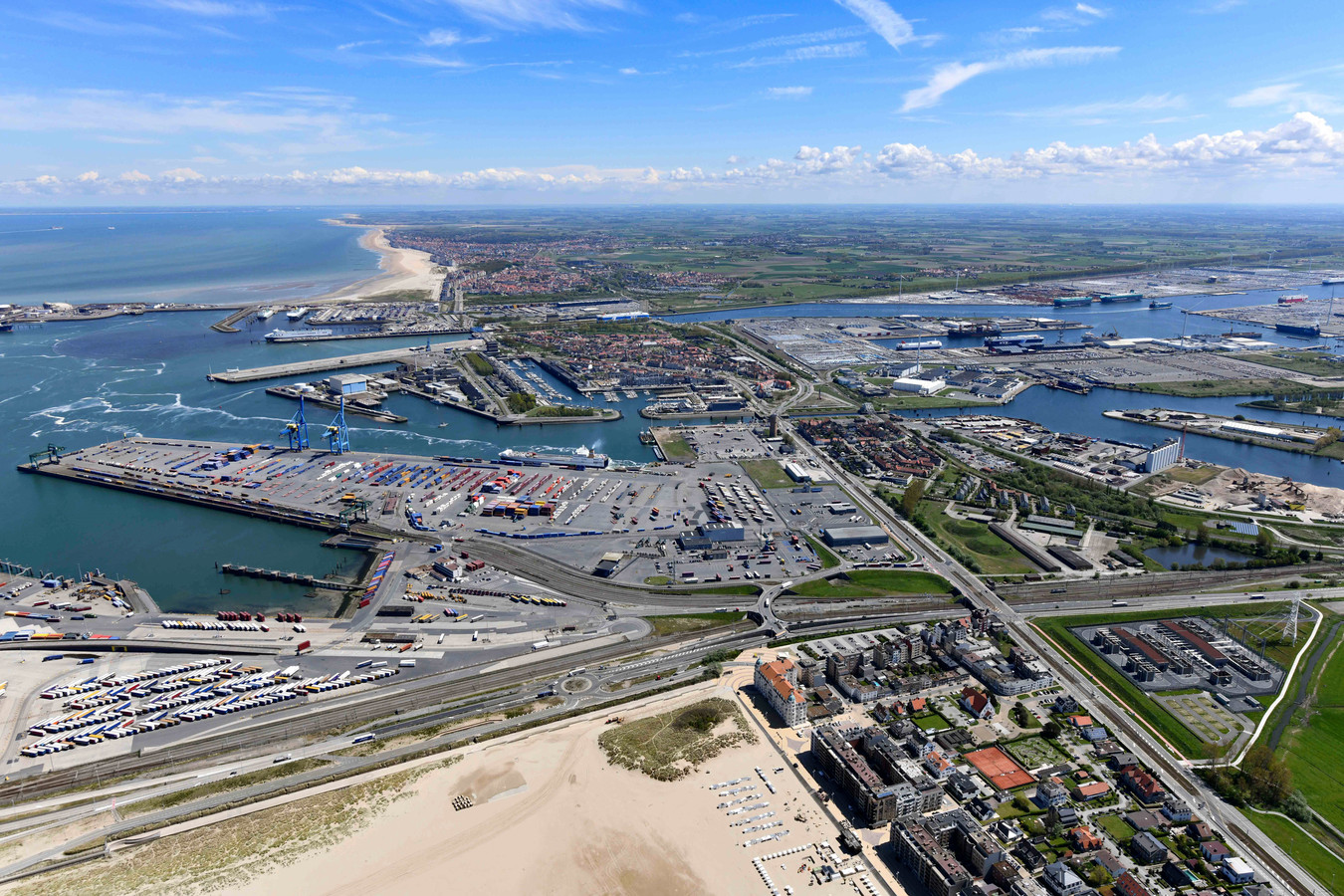 Albanees krijgt 15 maanden cel voor mensensmokkel via haven van ...