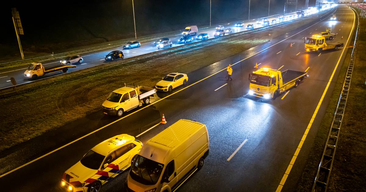 Slachtoffer succesvol gereanimeerd na ernstig ongeval op A15, weg weer ...