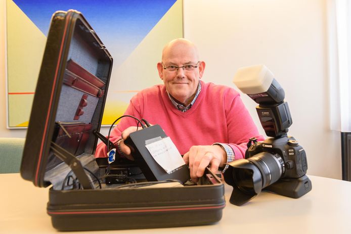 Fotograaf van halve eeuw historie Borne onderscheiden met een Bijtje ...