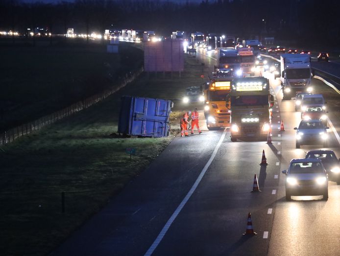 Harde wind blaast aanhanger van vrachtwagen op A73 omver | Land van ...