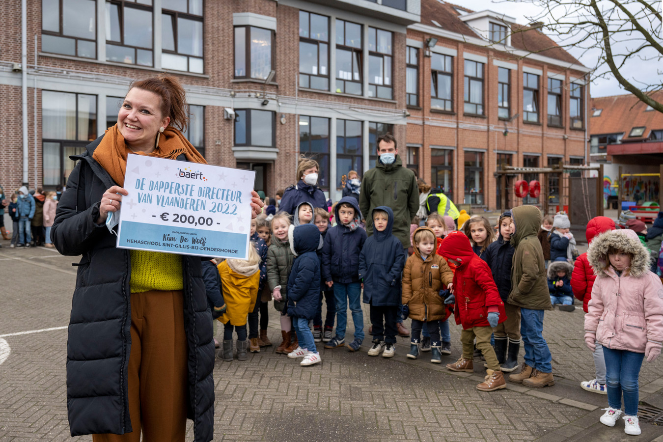 Kim De Wolf in de bloemetjes op Dag van de Directeur: “Hart op de ...