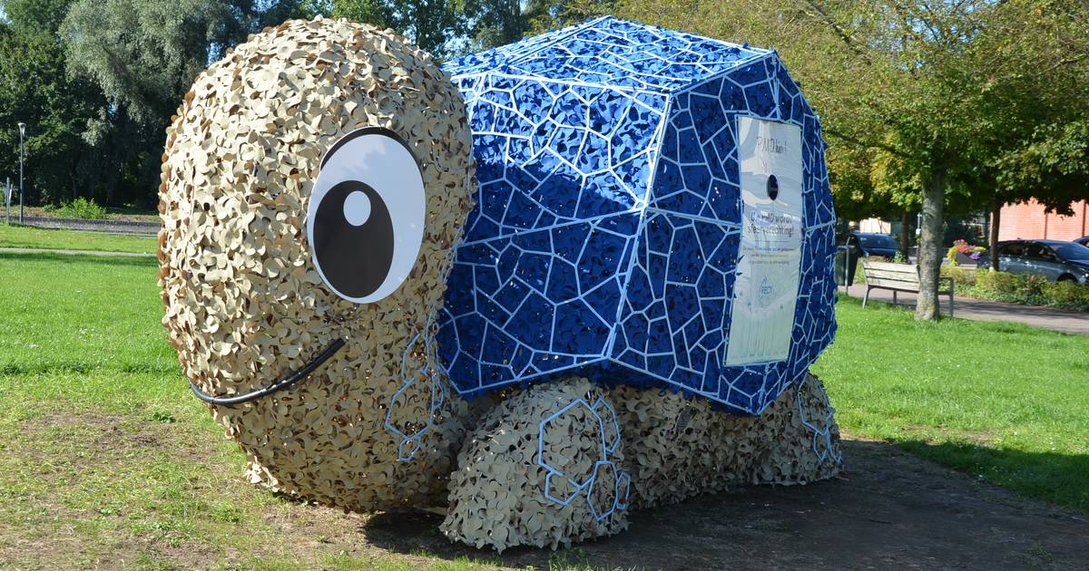 Reuzenschildpad verzamelt plastic flessen om te verwerken tot kerstverlichting: “Compensatie van ...