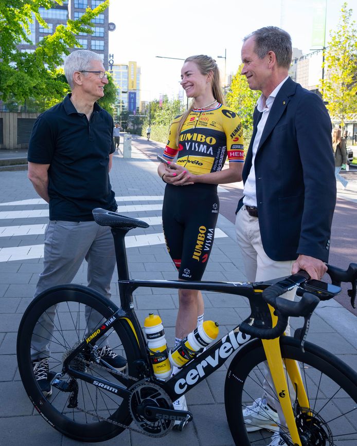 Apple-baas Tim Cook op bezoek bij Jumbo-Visma: ‘Wielrennen kijken wordt ...