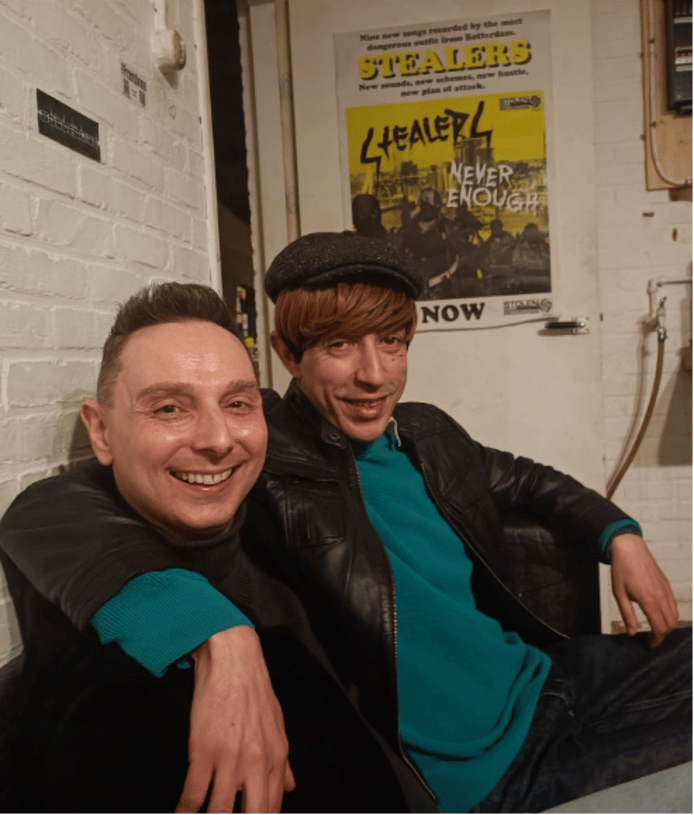 Na 36 jaar komt Samuel dankzij Facebook weer in contact met zijn ...