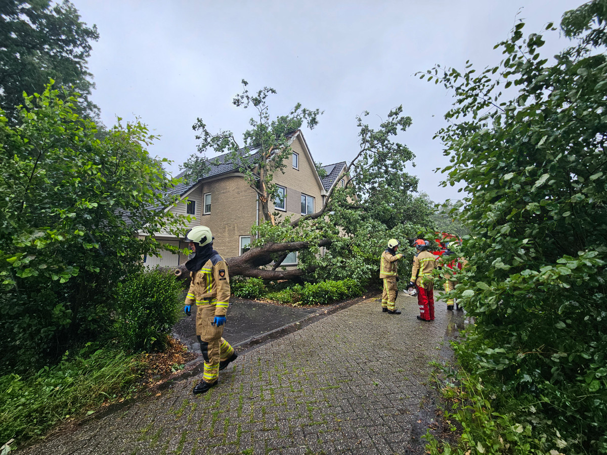 Bomen uit de grond, huizen en auto’s beschadigd, pretparken dicht door ...