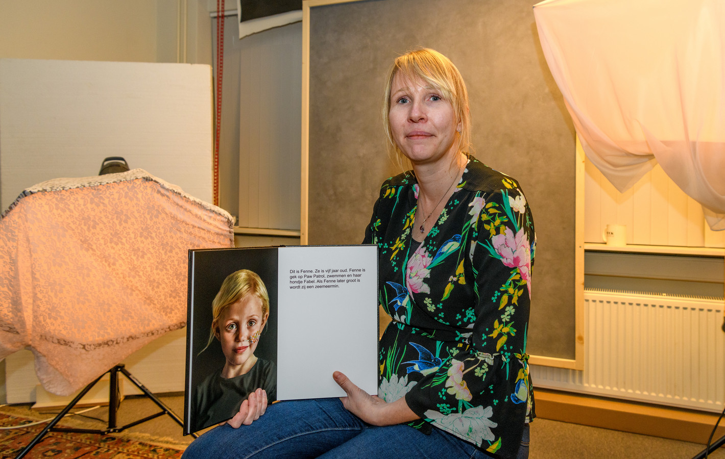 Bijzondere fotoserie van kinderen met hulpmiddelen: ‘In het zwembad ...