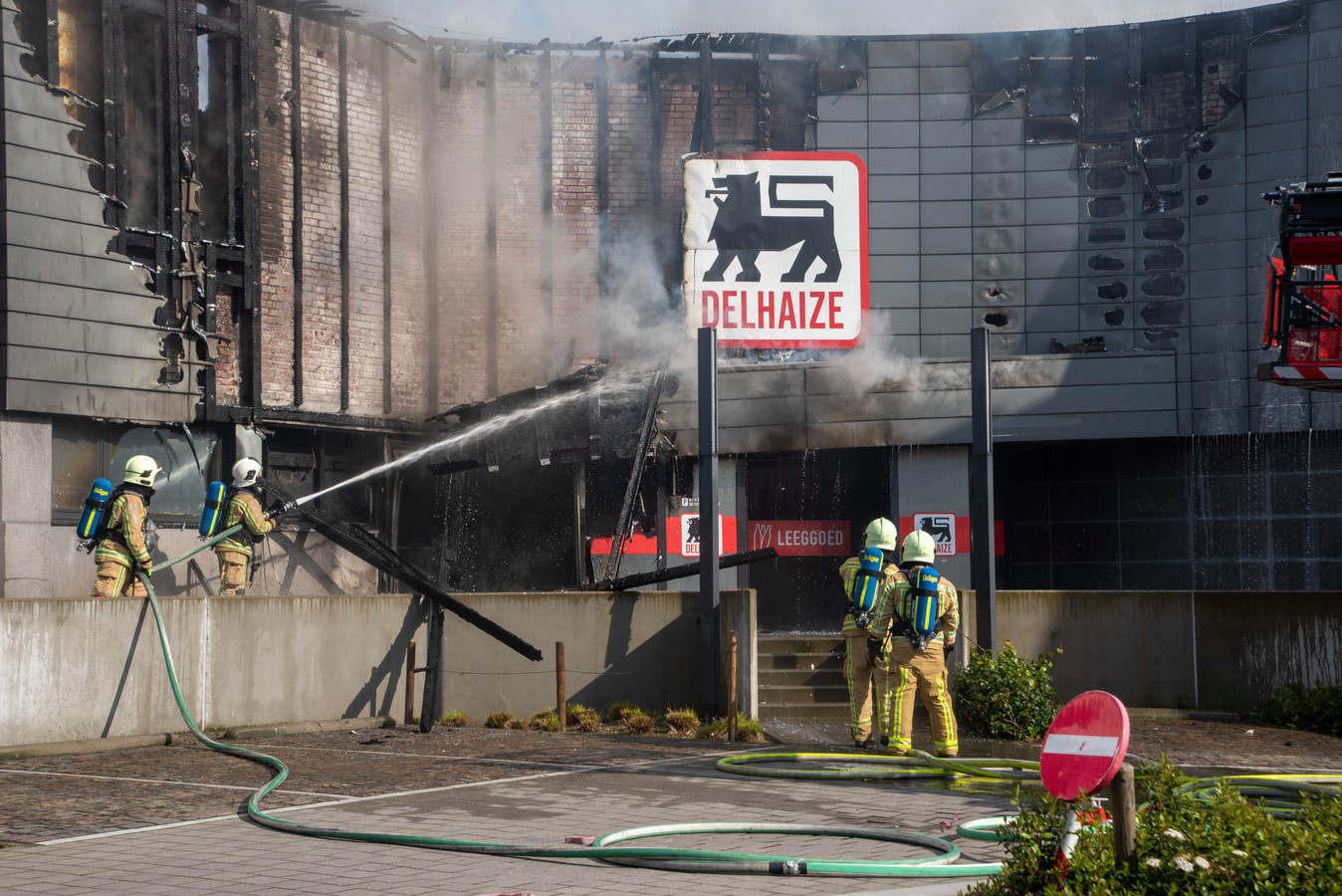 Zware brand in Delhaize-vestiging in Wetteren: 35-tal klanten en ...