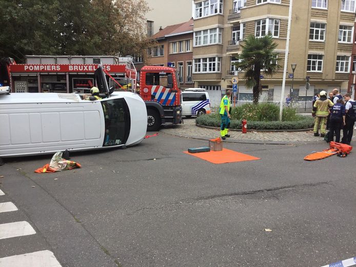 Brandweer moet bestuurder uit wagen bevrijden na ongeval | Brussel | hln.be