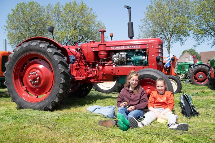 Oude trekkers tuffen door de Tunnel en over Zeeuws-Vlaamse 's heren (vent)wegen | Terneuzen | pzc.nl