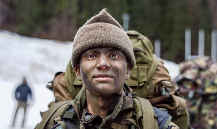 Halsoverkop moest commando Simmie (26) van zijn vakantieadres naar Afghanistan | Binnenland | AD.nl