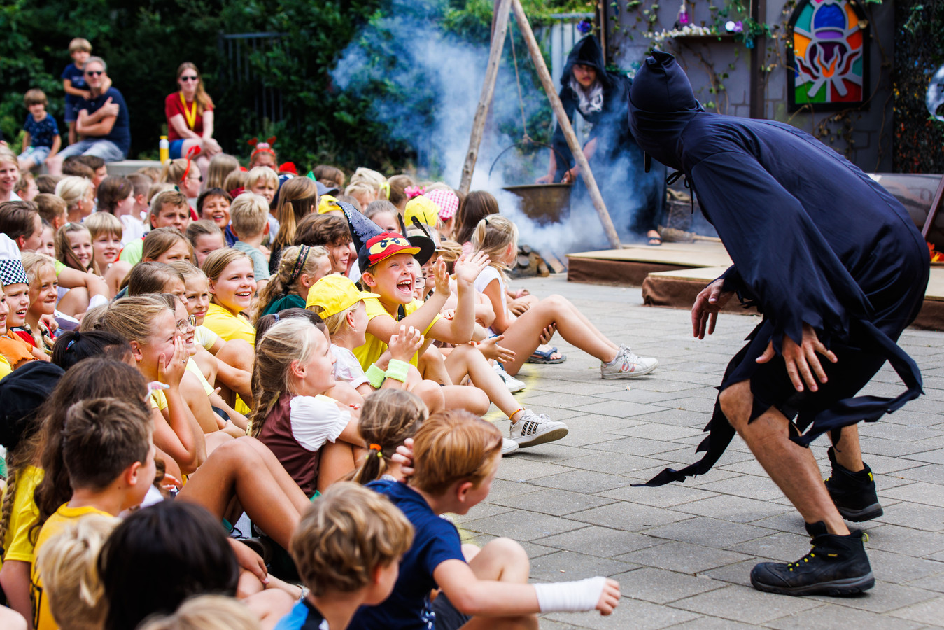 Spannende Zomerspelen in Dongen: ‘Die raaf was best wel eng’ | Foto | AD.nl