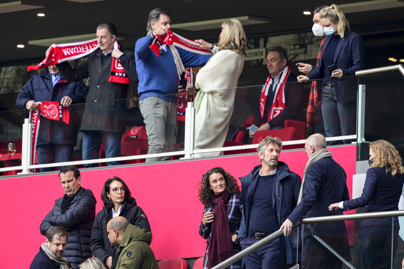 Van der Sar verschijnt eindelijk voor de pers, maar roept met zijn ...