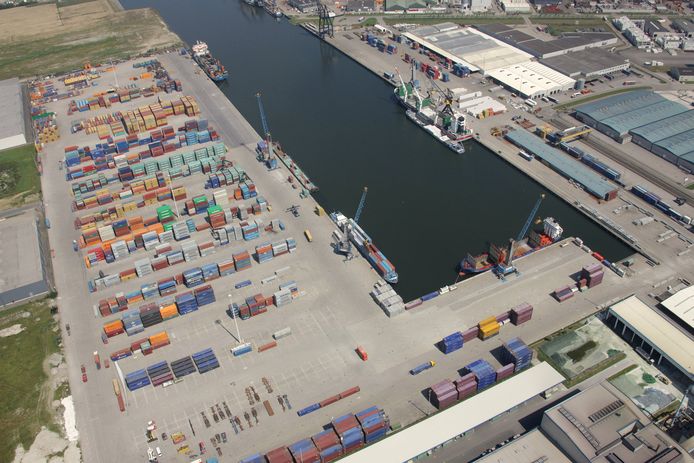 180 miljoen om schepen ook in Moerdijkse zeehaven aan de stekker te ...