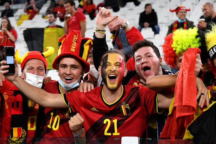 WK-sfeer in Hemiksem: Oxford toont Rode Duivels op groot scherm ...