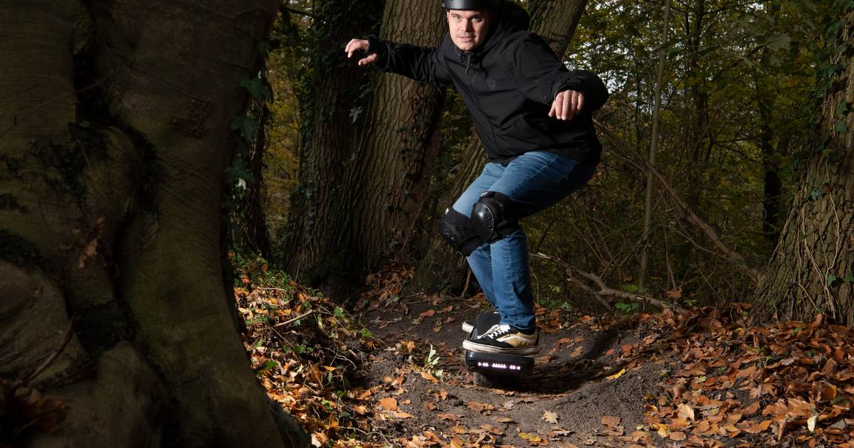 Luuk (35) is een van de eerste onewheelers van Deventer: ‘Ik hoop dat ...