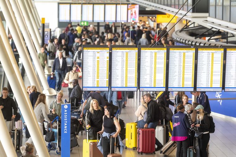 Vertrekhal Schiphol alleen toegankelijk voor reizigers die binnen vier ...