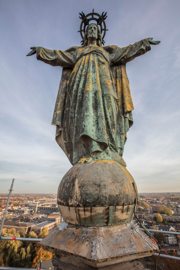 Van een leien dakje op grote hoogte: werk aan de torenspits van de ...