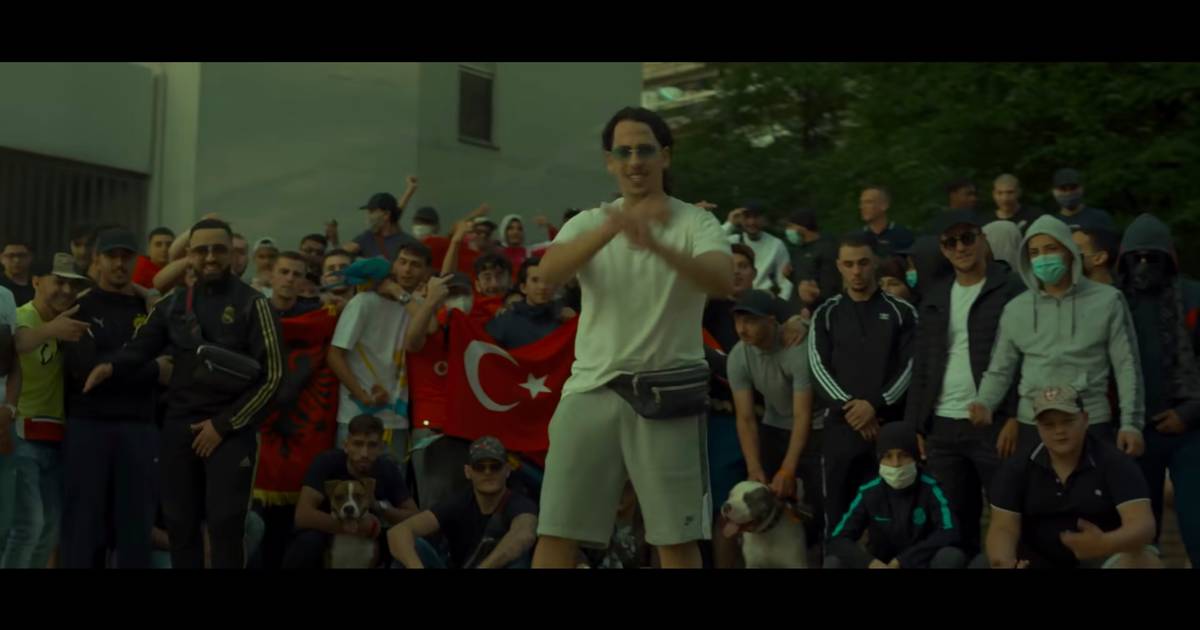 “Politie werd met projectielen aangevallen”: naast copyrightkwestie ...