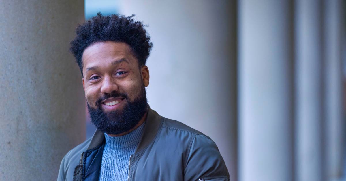 First Dates-deelnemer Arrold (28) groeide op met twee dove ouders: ‘Kon ...