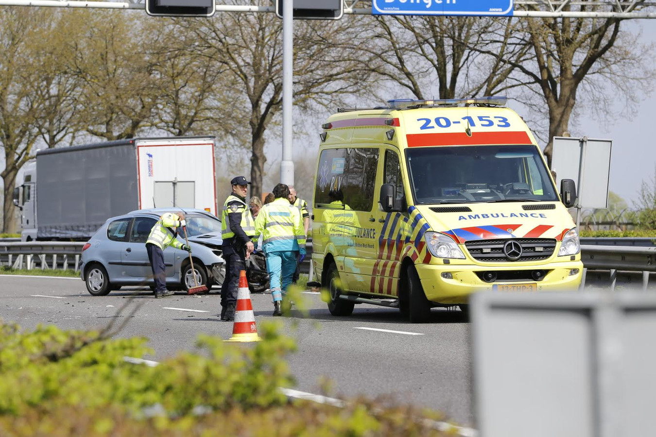 Ongeluk op A27 bij Oosterhout met vrachtwagen en twee auto's, weg weer vrij | Foto | bndestem.nl
