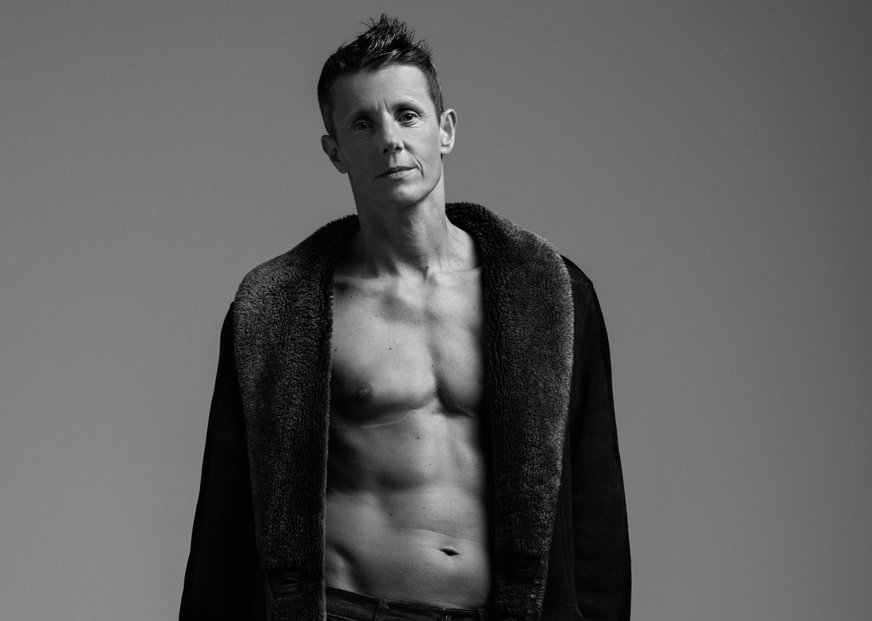 Nieuws gemist? Zanger Sam Bettens geeft zich bloot na transitie en NEC-fans bekijken wedstrijd ...