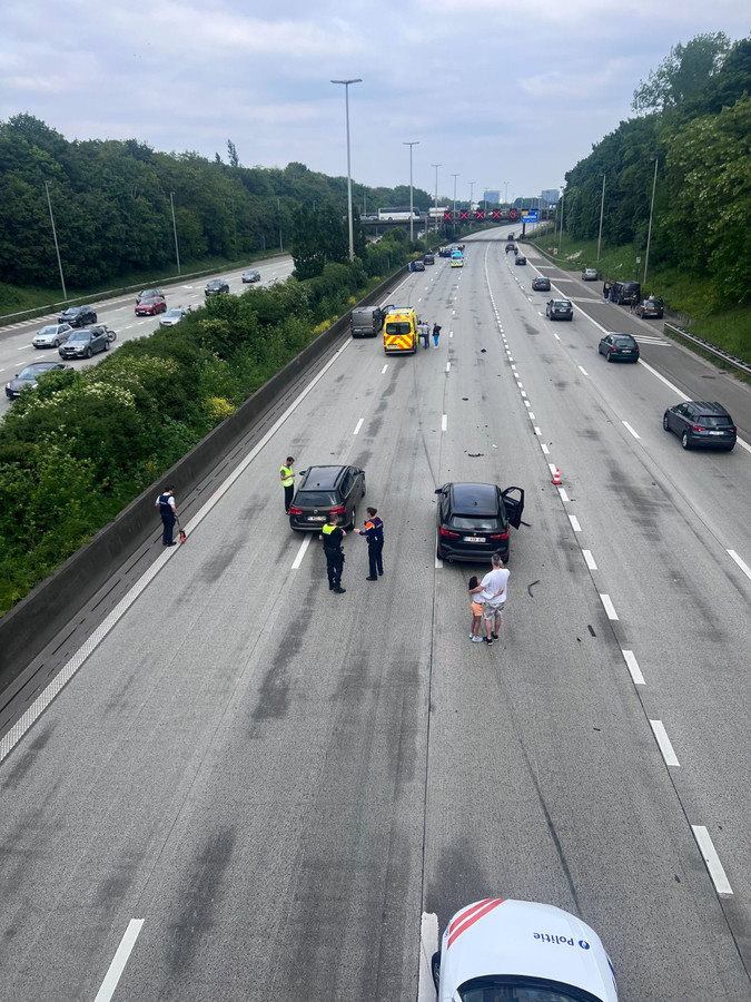 Verkeershinder op Antwerpse Ring in Borgerhout door ongeval | Foto | hln.be Verkeershinder op Antwerpse Ring in Borgerhout door ongeval | Foto | hln.be
