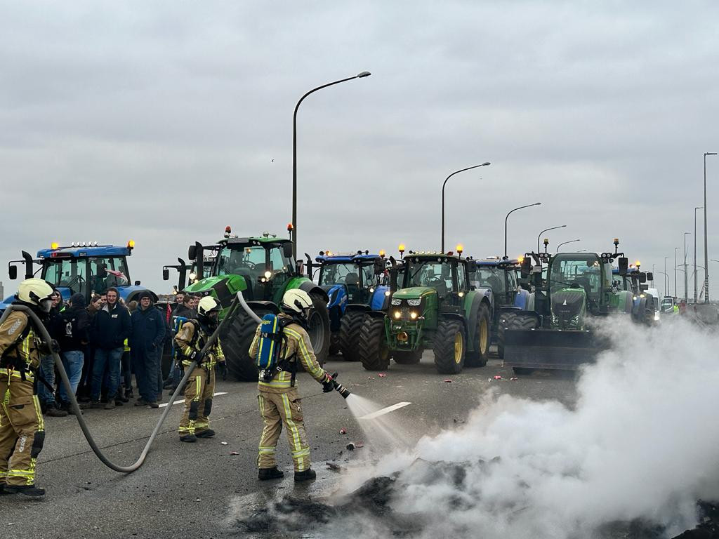 Boerenprotest in Antwerpen loopt ten einde: verkeer komt weer op gang ...