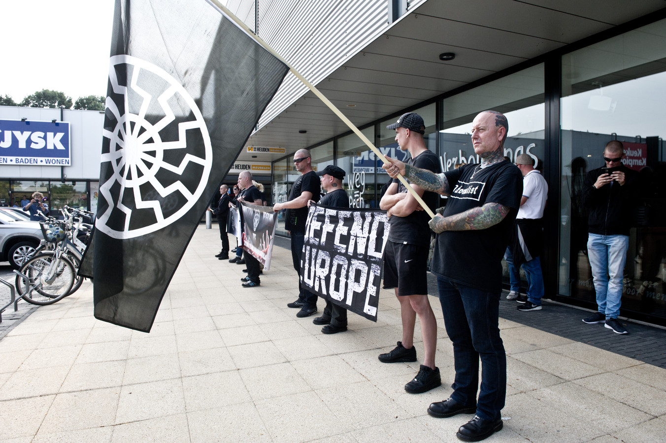 Ultrarechts demonstreert: Rudolf Hess als held, een tatoeage van Hitler | Foto | AD.nl