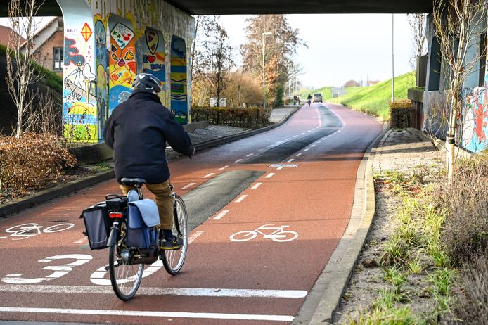 De fietsstraat langs de Noorddijk in Bruinisse is nog niet veilig ...