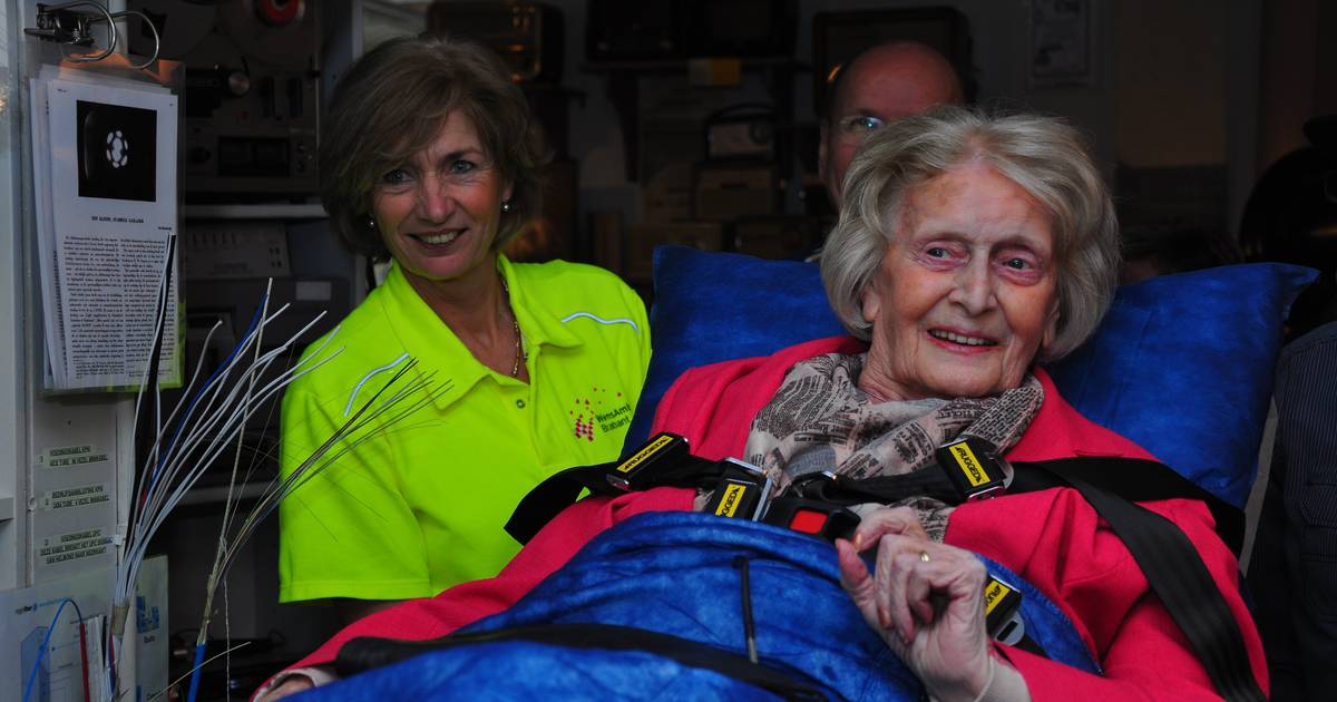Tante An (89) uit Den Bosch brengt per wensambulance naaimachine naar museum | 's-Hertogenbosch ...