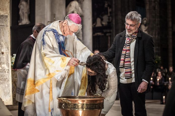 Meer dan 240 volwassen Belgen laten zich met Pasen dopen | Binnenland ...
