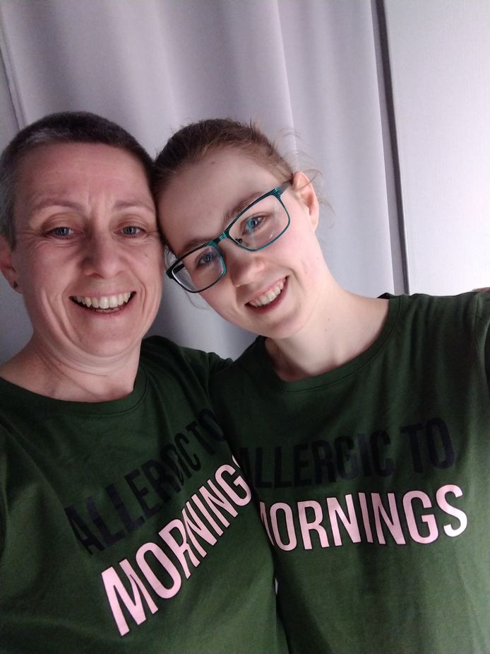 Myrthe (21) stapte uit het leven, moeder put troost uit haar gedichten ...