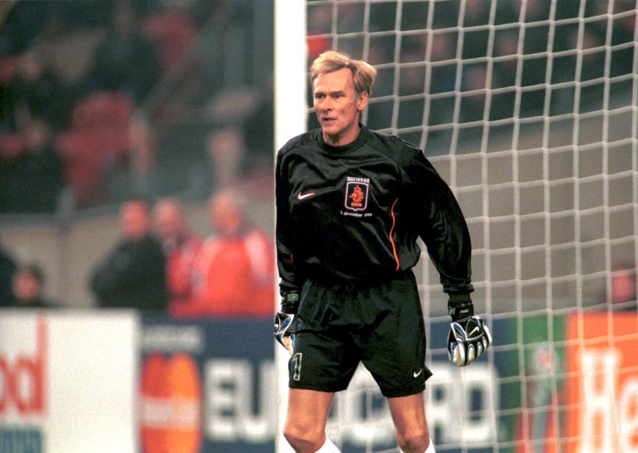Een nieuwe inkijk in de ziel van de iconische PSV-keeper Jan van ...
