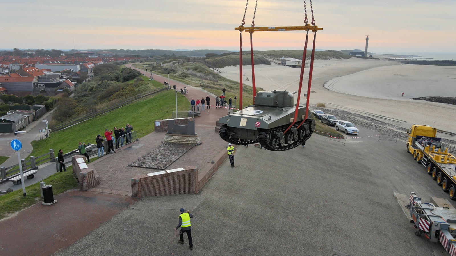 Dé Tank is terug in Westkapelle en wat ziet ie er weer gelikt uit ...