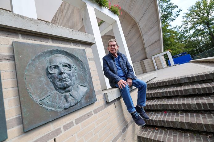 Karin Bloemen uit haar jurk helpen en snel extra Heineken halen voor ...
