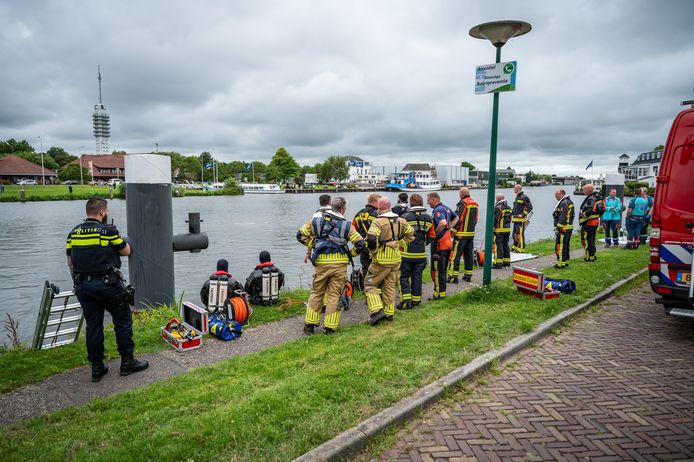 Auto rolt water Oude Rijn in, van slachtoffers geen sprake | Alphen aan ...